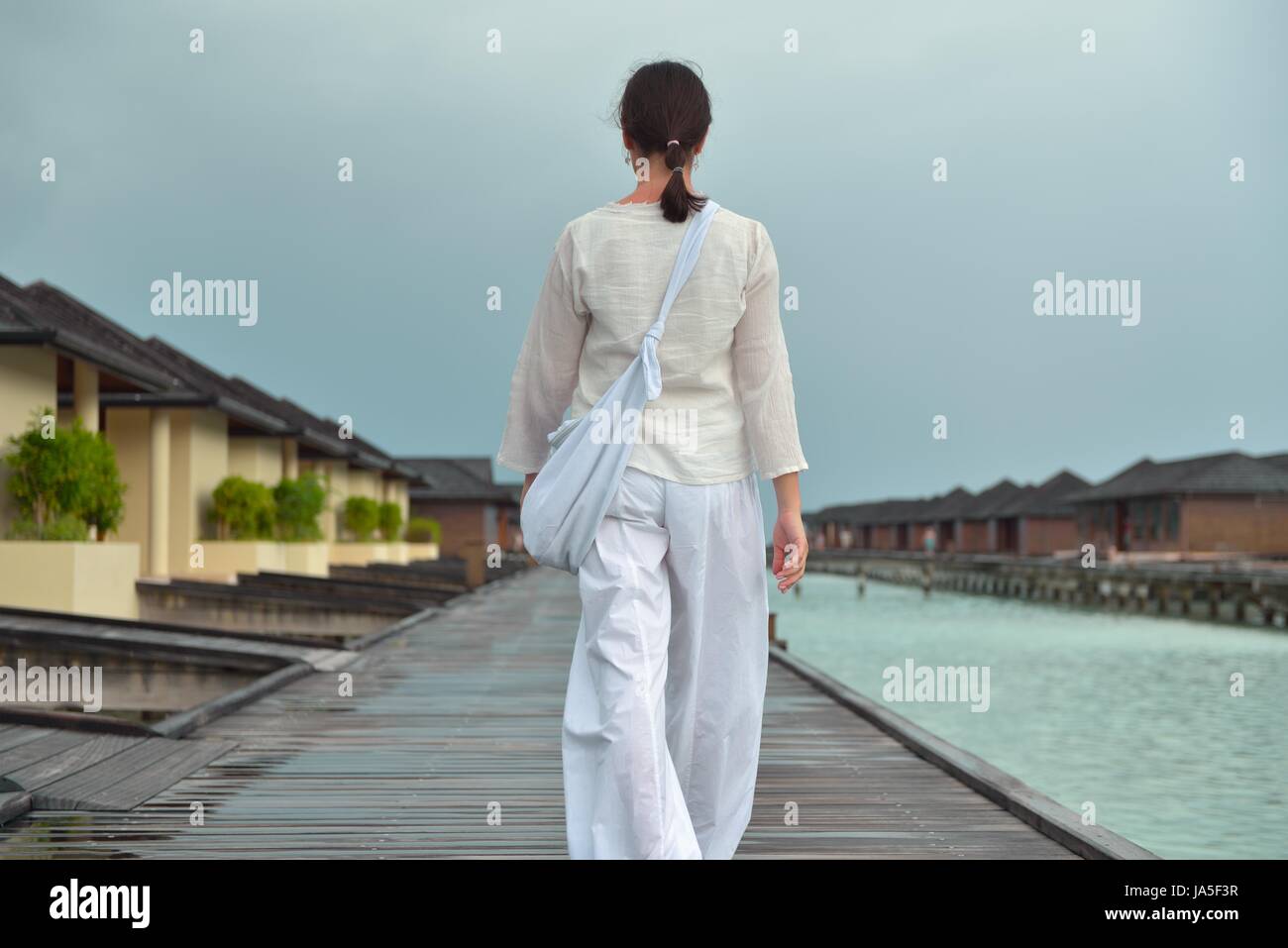 woman, wait, waiting, laugh, laughs, laughing, twit, giggle, smile ...