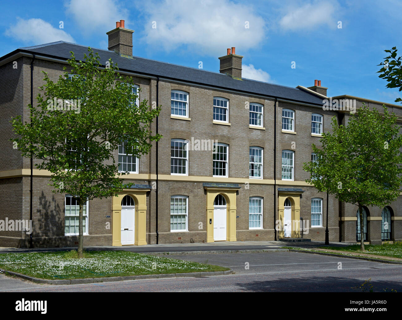 Uk new row houses hi-res stock photography and images - Alamy