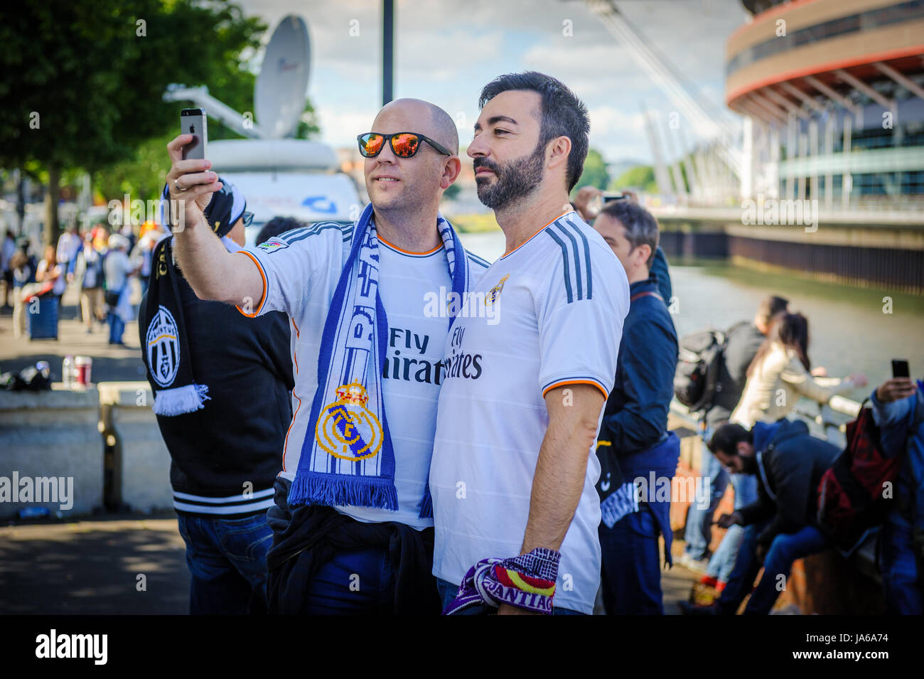 Principality stadium crowd hi-res stock photography and images - Alamy