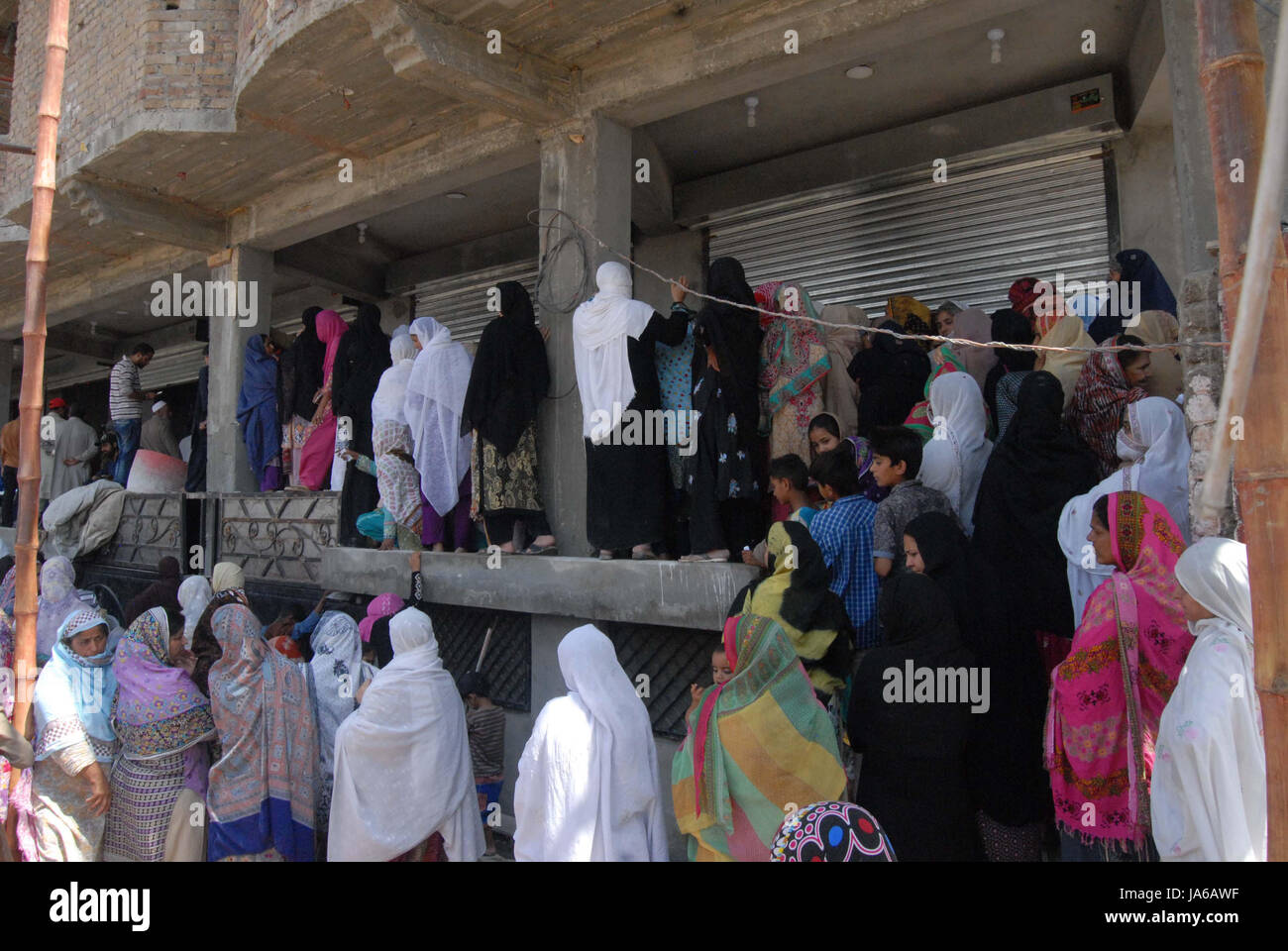 Rawalpindi, Pakistan. 04th June, 2017. A large number of faithful ...