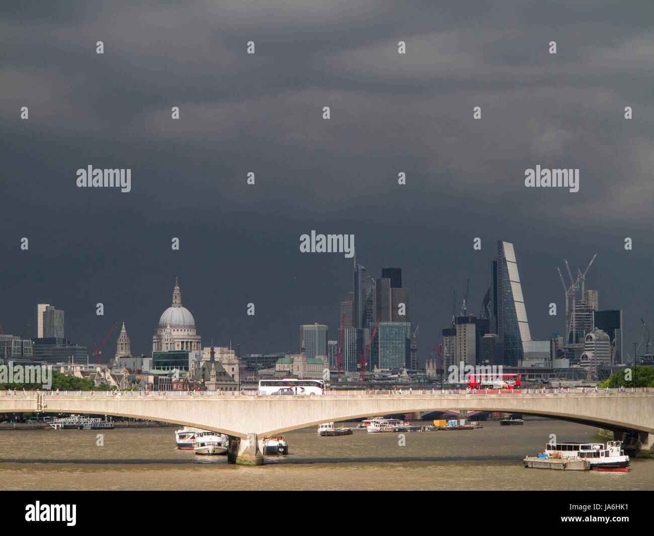 Dark skies over london hi-res stock photography and images - Alamy