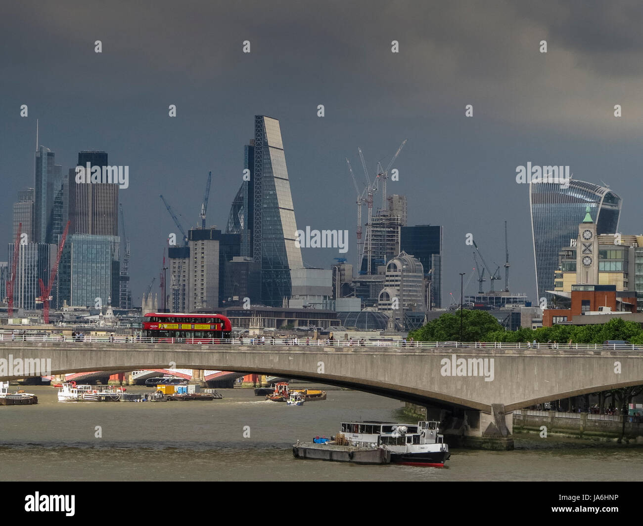 Dark skies london hi-res stock photography and images - Alamy