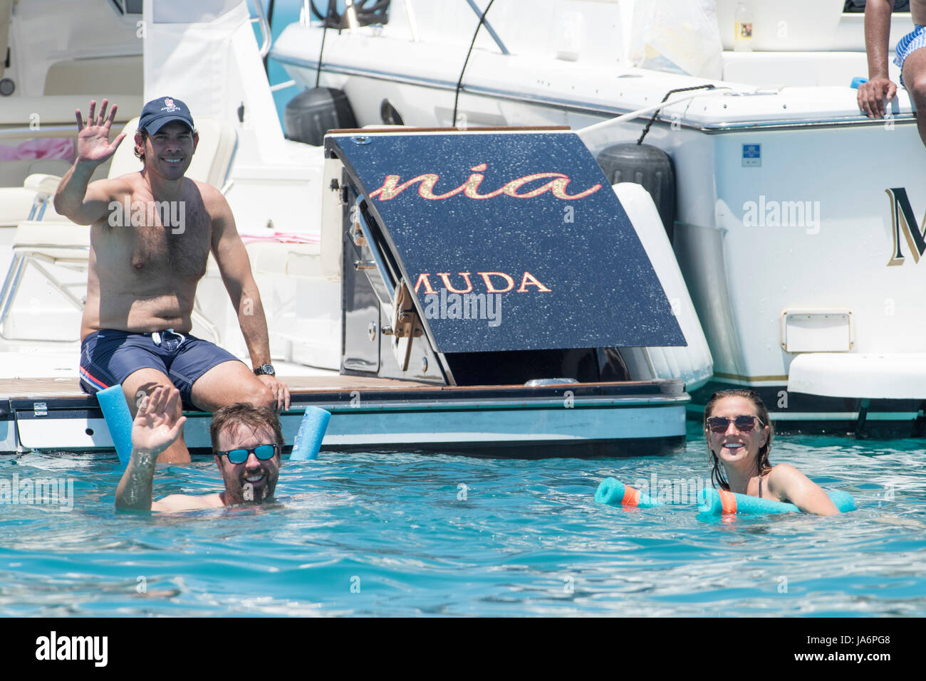 The Great Sound, Bermuda. 4th June, 2017. Spectators cool off waiting ...