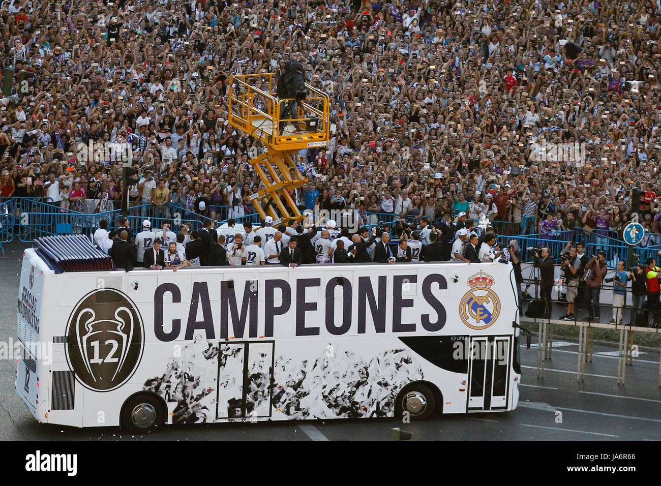 Madrid, Spain. 04th June, 2017. Real Madrid fans waiting in Cibeles ...