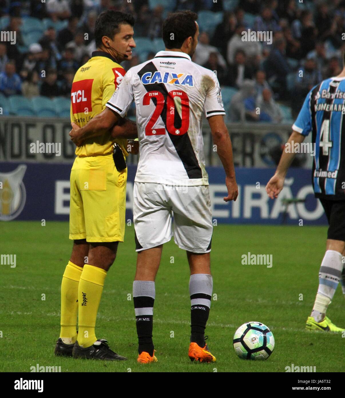 Porto Alegre, Brazil. 04th June, 2017. Player Nene and referee Sandro ...