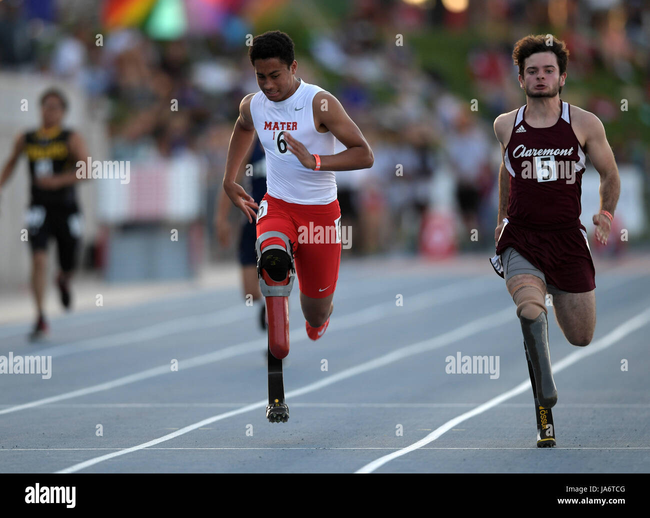 Cameron Cading of Claremont (right) defeats Henry Waterman of Mater Dei ...