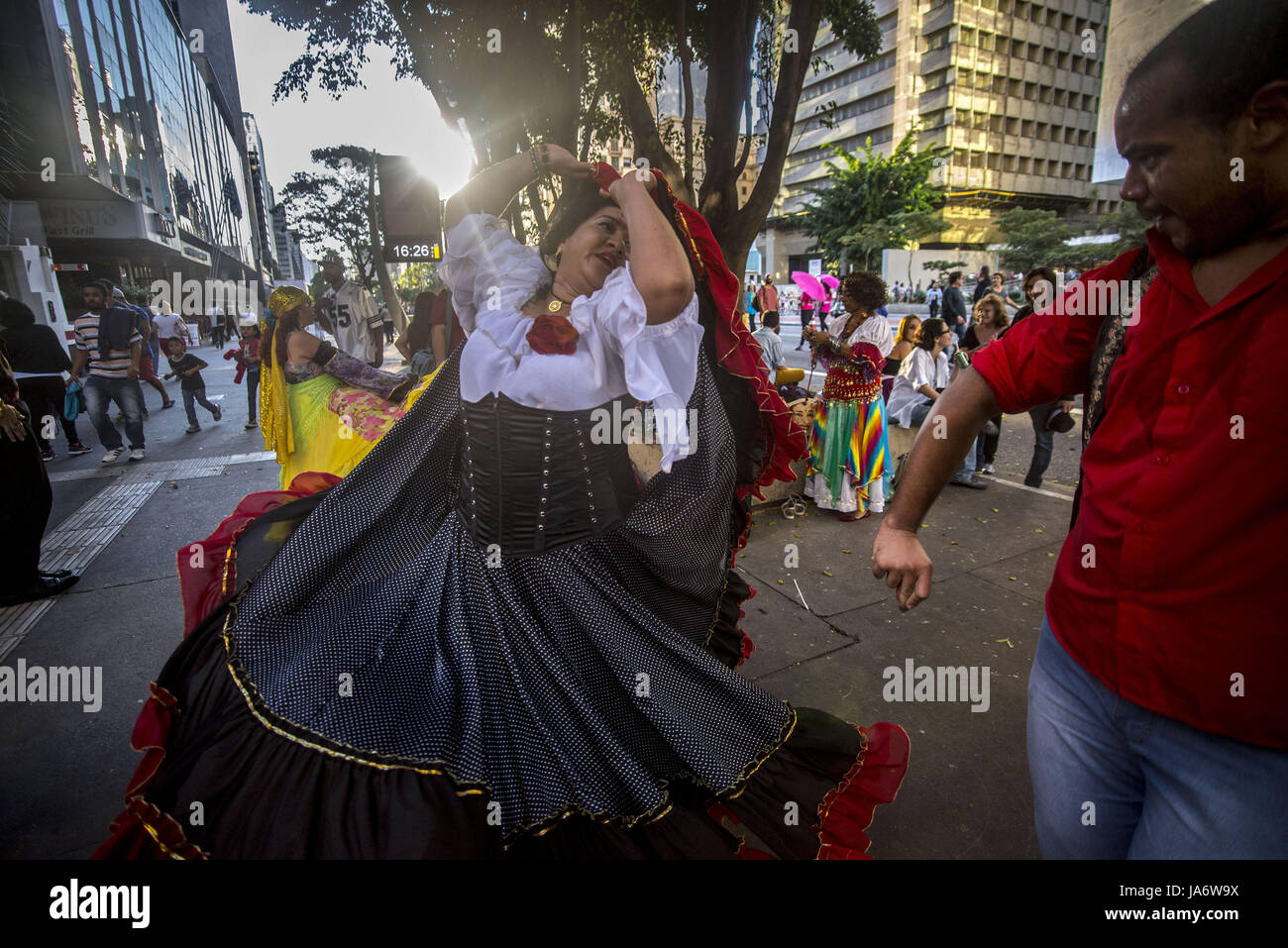 Sao Paulo, Brazil. 4th June, 2017. Gypsies dance on Avenida Paulista on ...