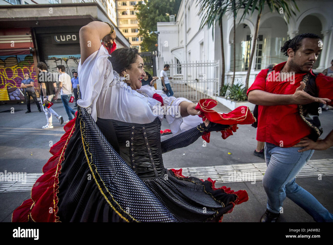 Sao Paulo, Brazil. 4th June, 2017. Gypsies dance on Avenida Paulista on ...