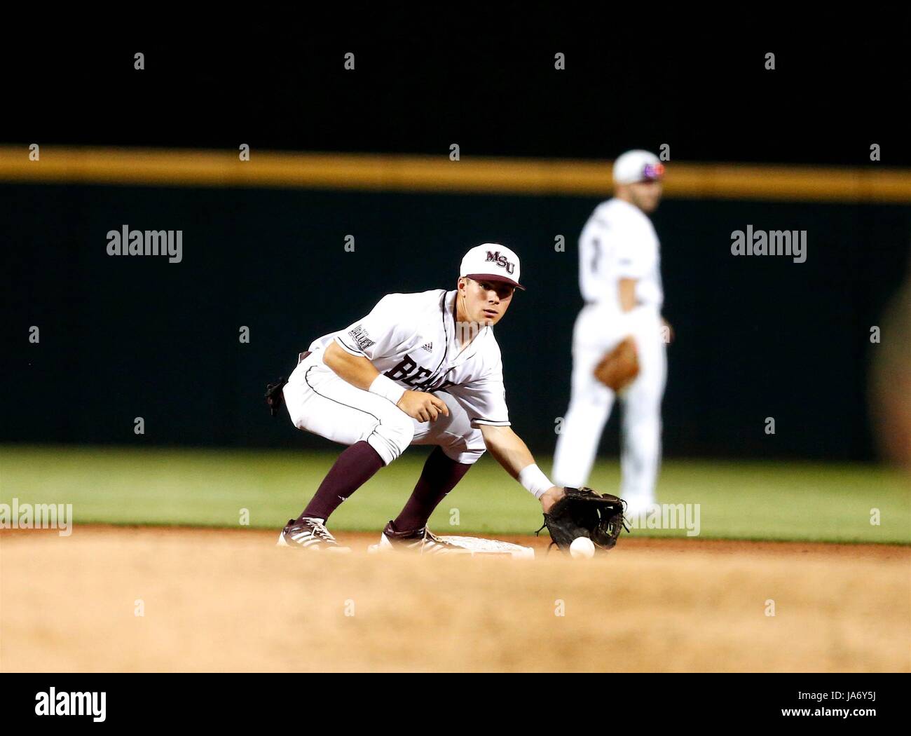 Jun 3, 2017: Missouri State second baseman John Privitera #32 receives ...