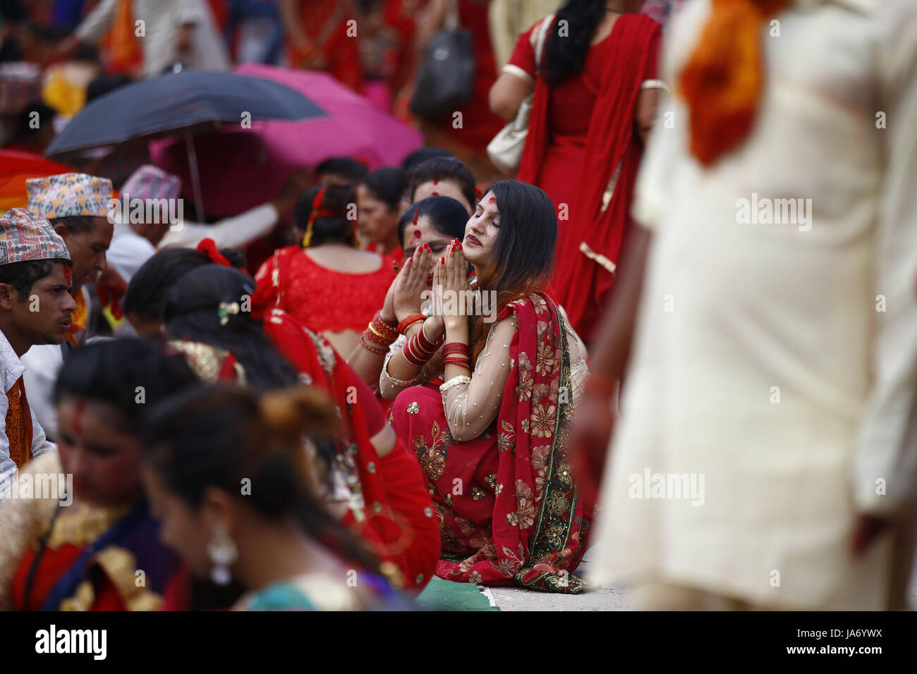 Kathmandu, Nepal. 24th Aug, 2017. Nepalese Hindu women offer ritual ...
