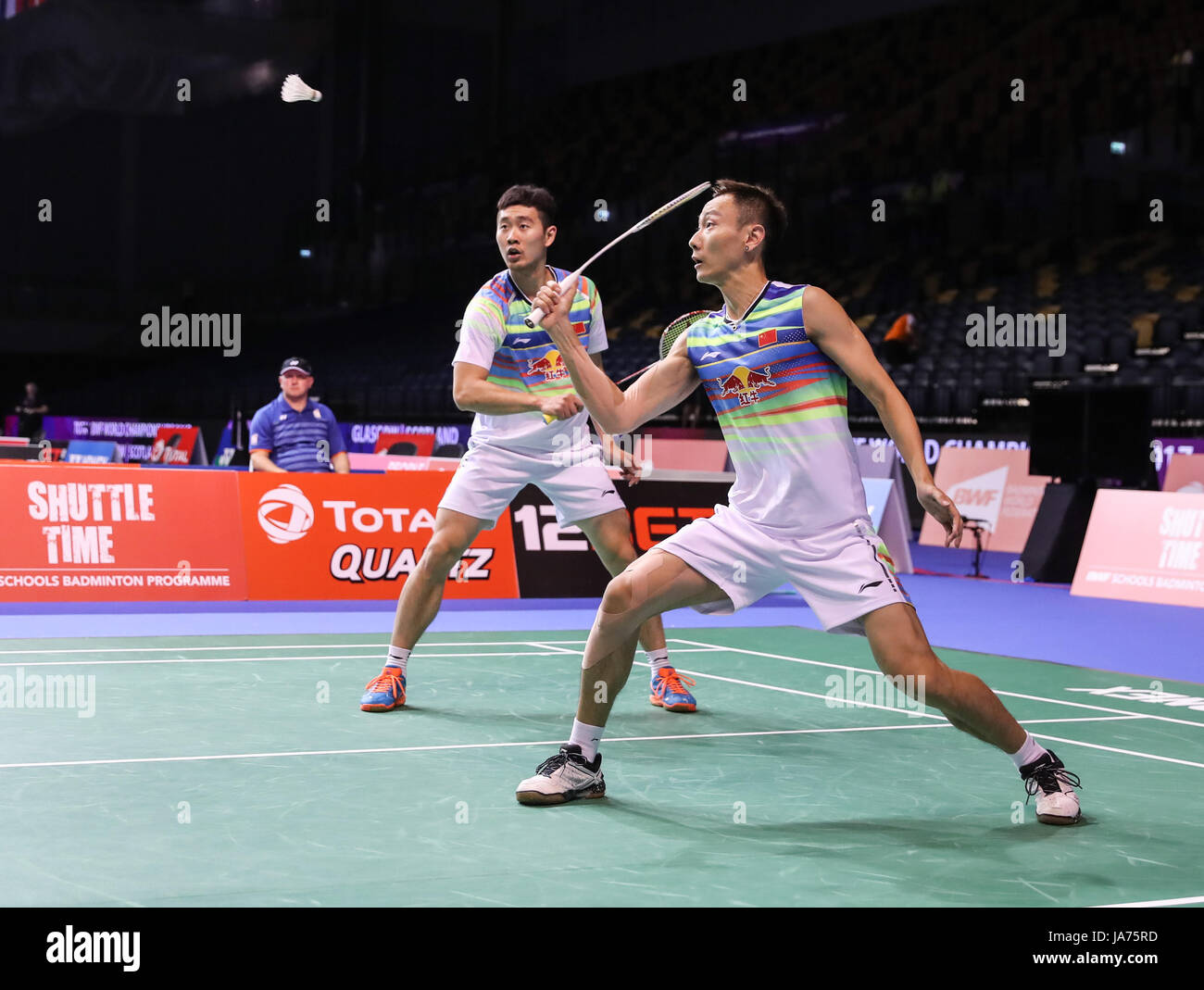 (170825) -- GLASGOW, Aug. 25, 2017 (Xinhua) -- Liu Cheng (Back) and ...