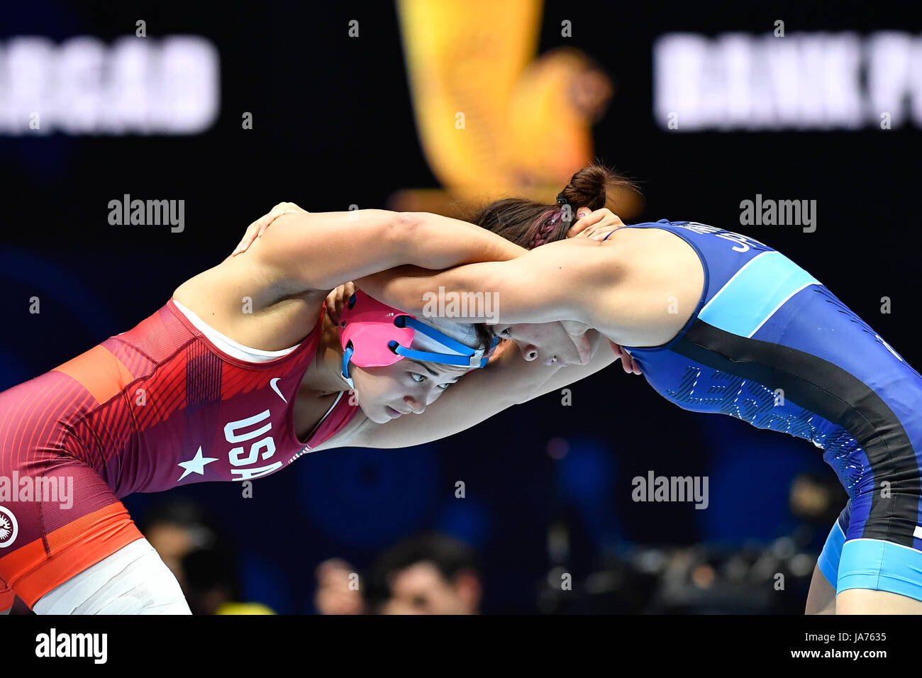 (170825) -- PARIS, Aug. 25, 2017 (Xinhua) -- Kawai Risako (R) of Japan ...