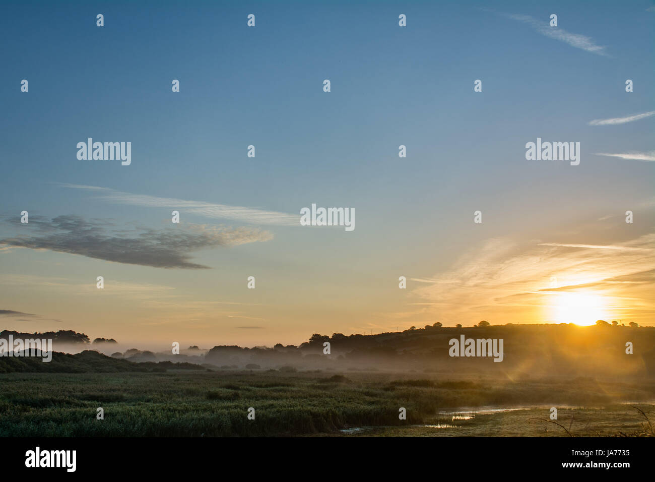 Uk 25th august 2017 uk weather clear skies morning sunrise hi-res stock ...