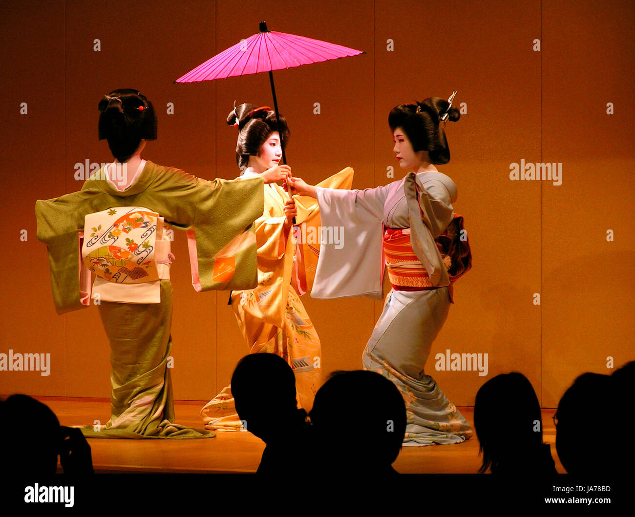 Geisha japan performing hi-res stock photography and images - Alamy