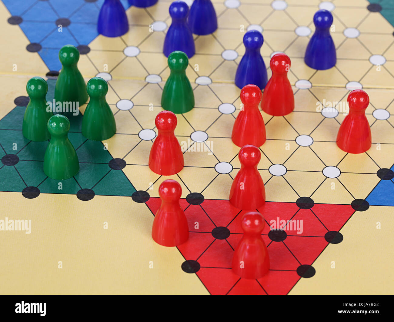 Family playing board game retro hi-res stock photography and images - Alamy