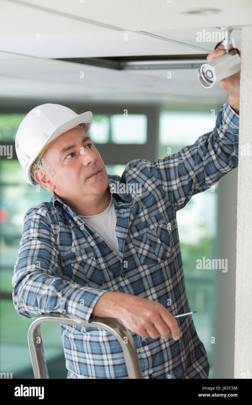 man fitting a cctv Stock Photo - Alamy