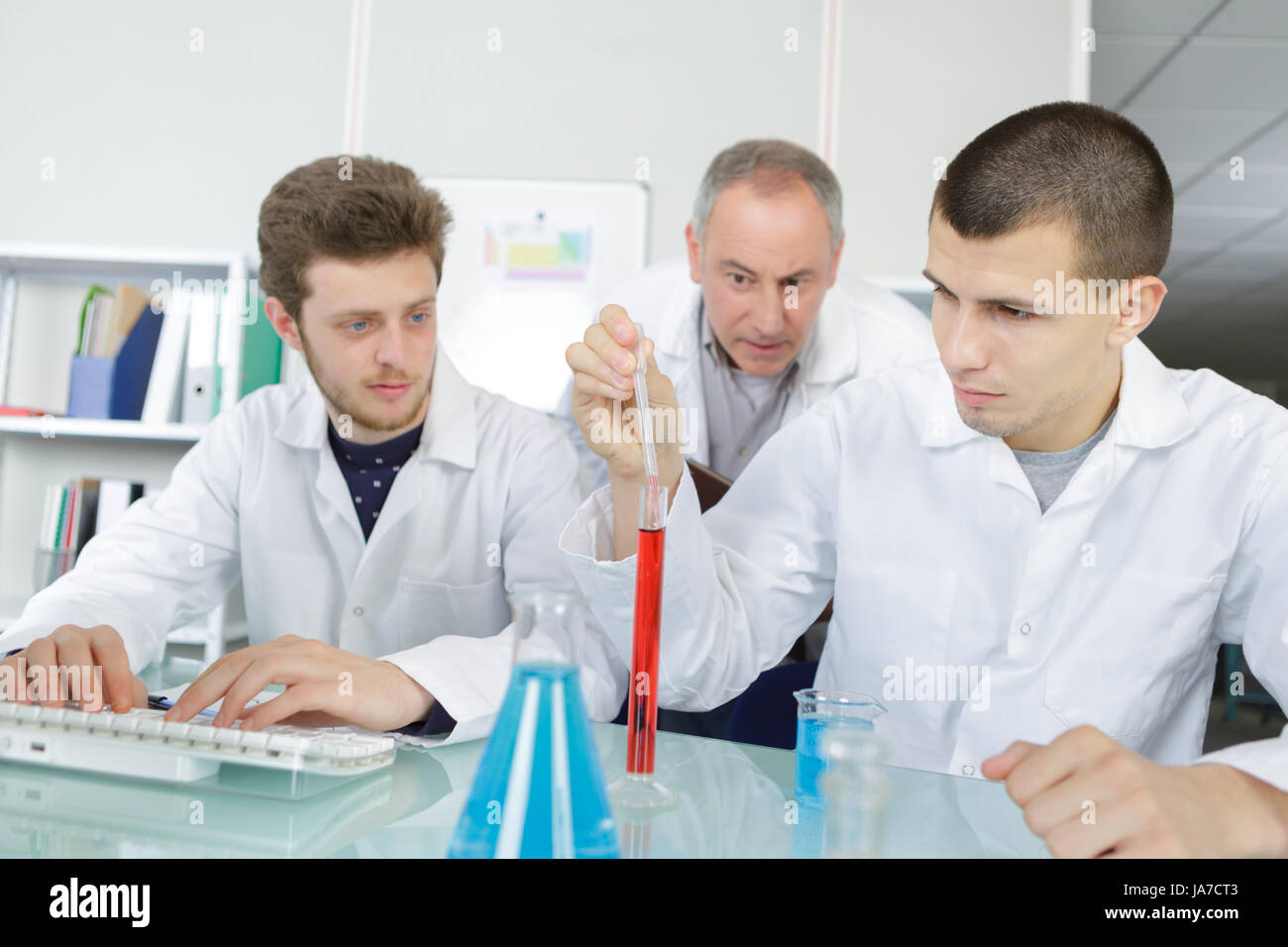 Chemists in laboratory class hi-res stock photography and images - Alamy