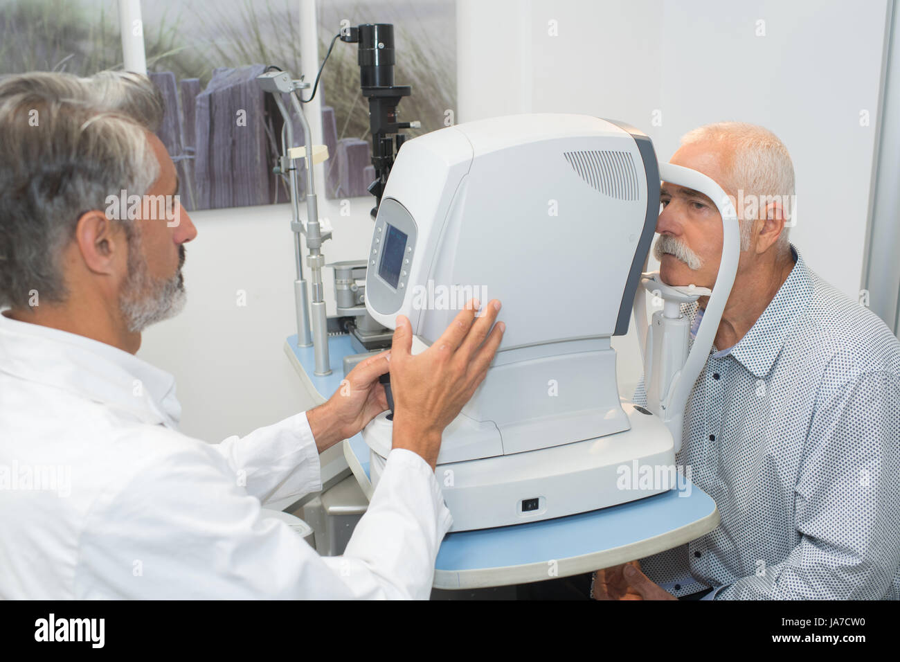 Patient doing eye checkup hi-res stock photography and images - Alamy
