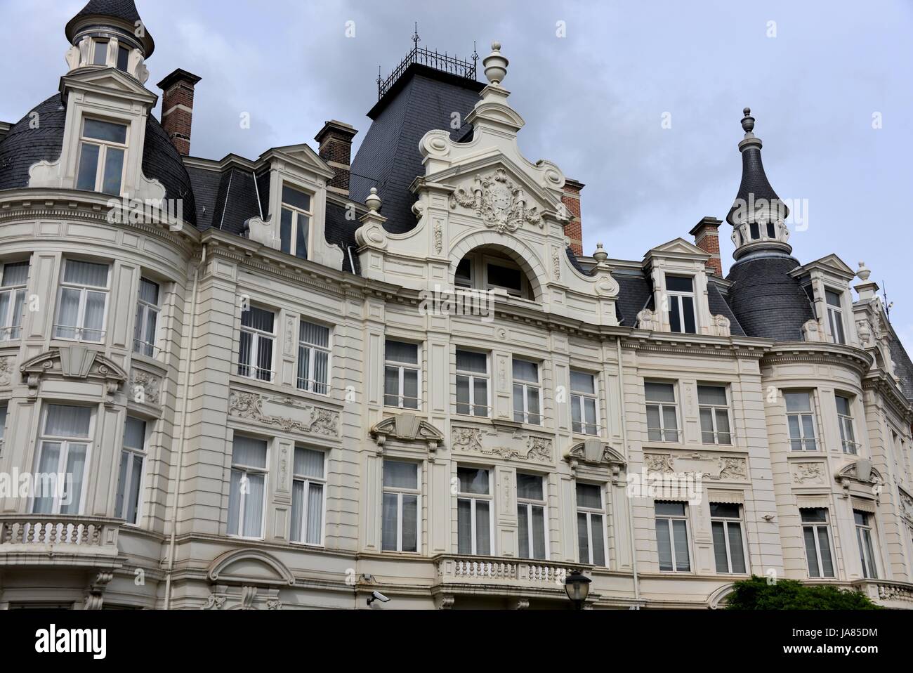 house, building, big, large, enormous, extreme, powerful, imposing ...