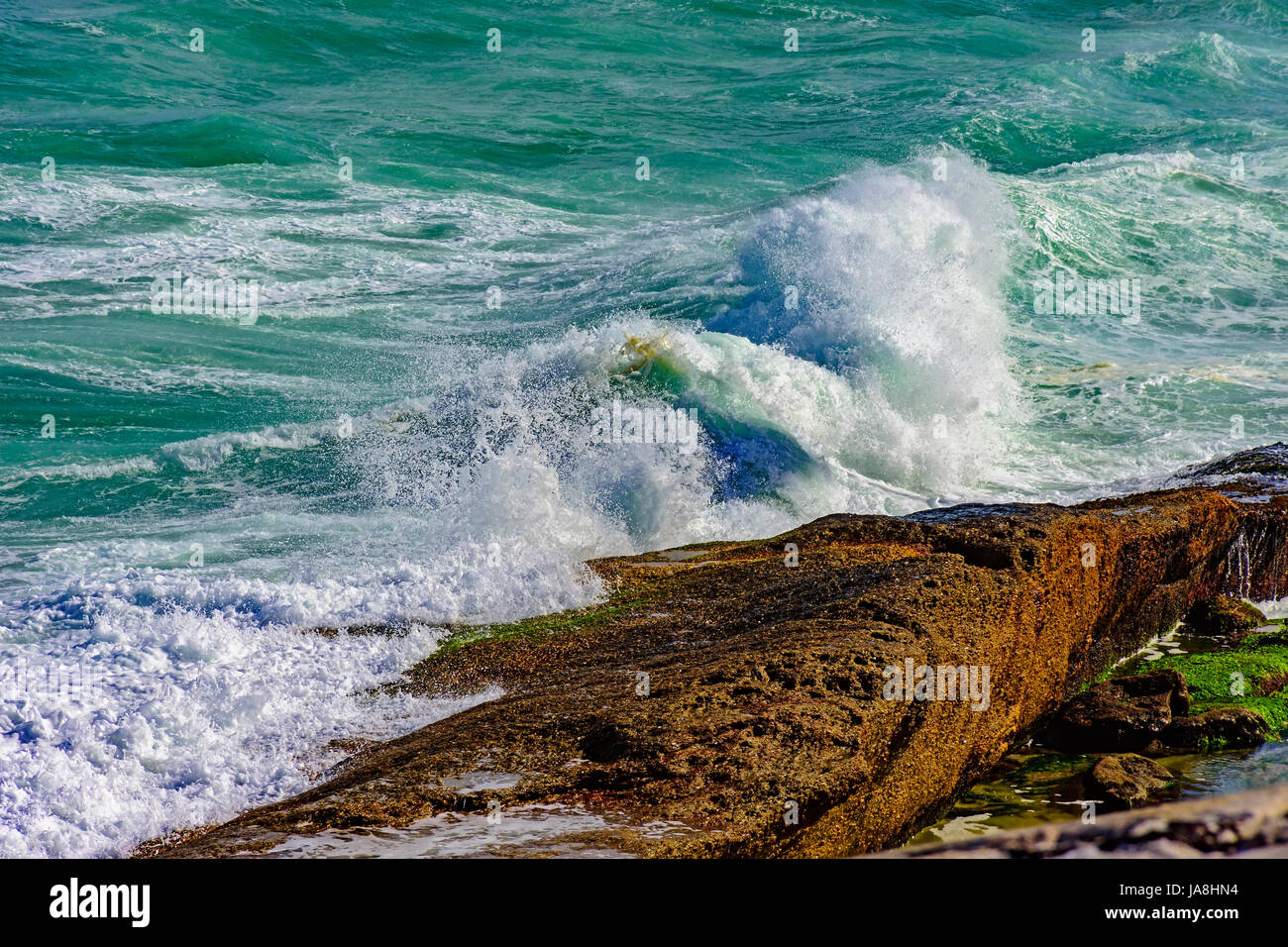Wave Crashing Against Rocks Stock Photos & Wave Crashing Against Rocks Stock Images - Alamy