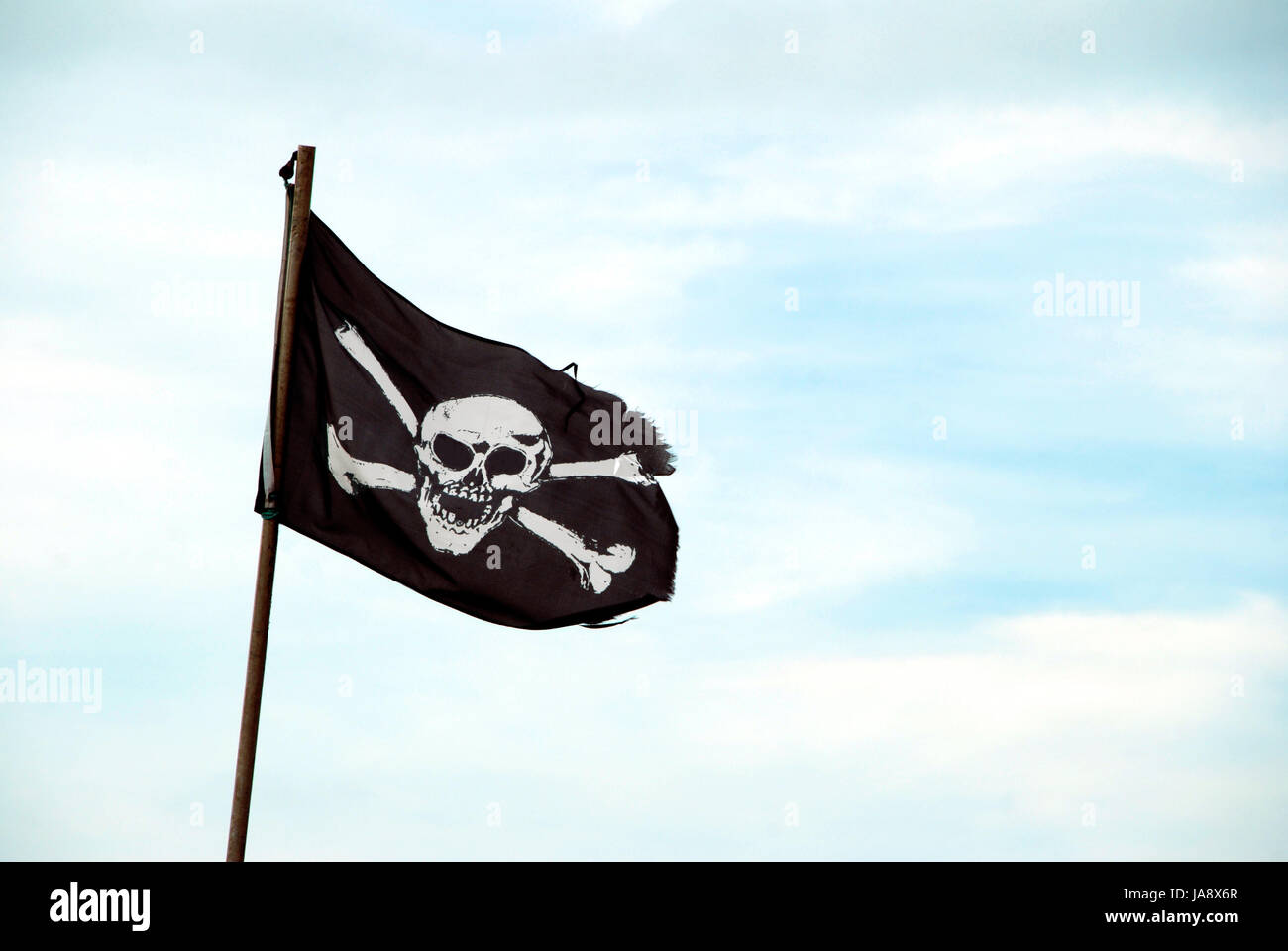 Torn skull and crossbones flag hi-res stock photography and images - Alamy