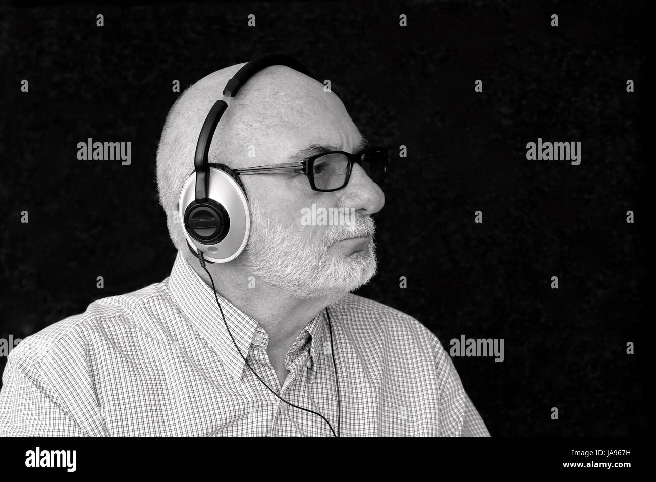 Old man listening with headphones Stock Photo - Alamy