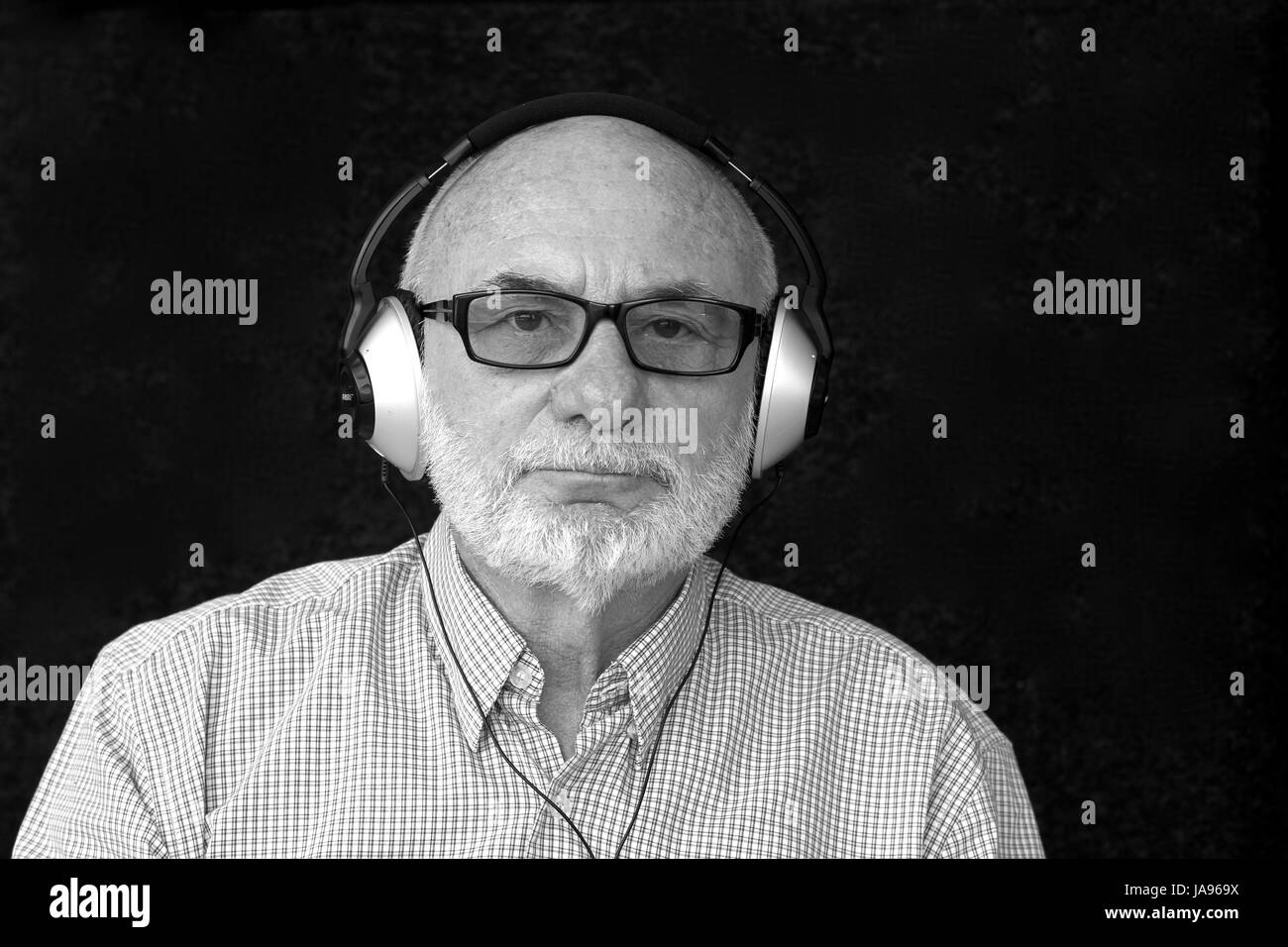 Old man listening with headphones Stock Photo - Alamy