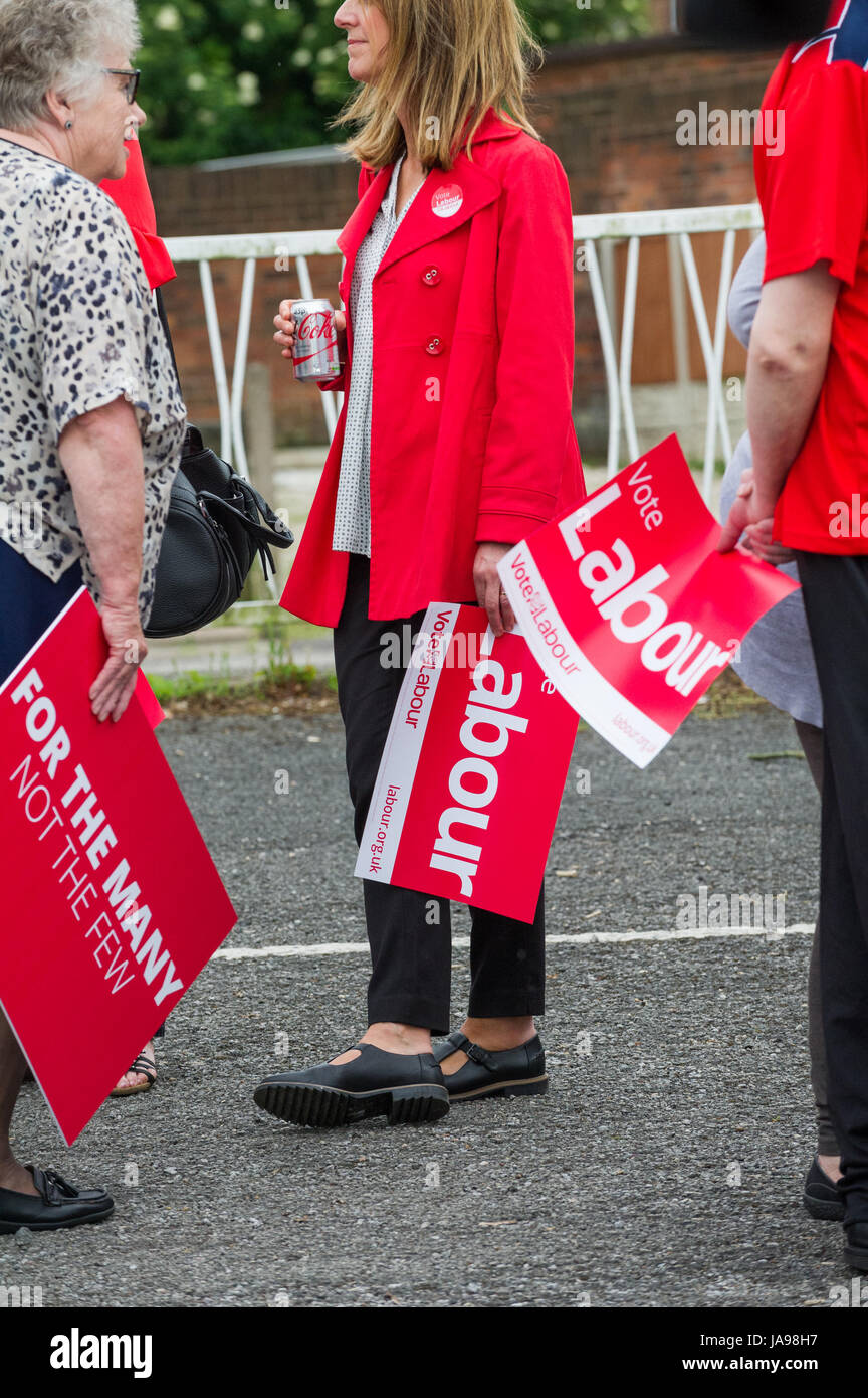 Labour party members at a rally in Mansfield, Nottinghamshire Stock ...