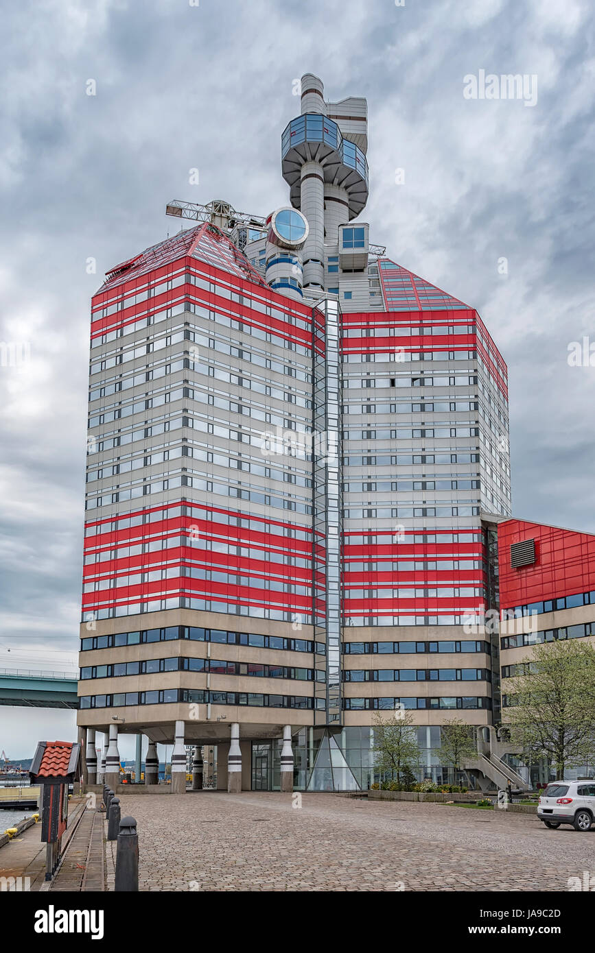 This building nicknamed as "the lipstick" serves with its 86 meters as ...