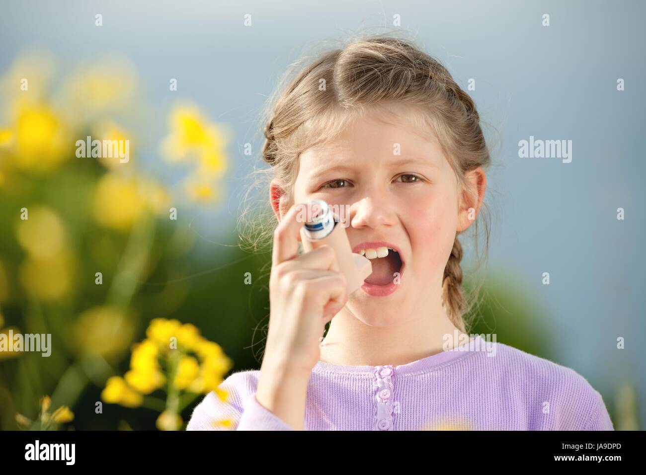 child with asthma spray Stock Photo - Alamy