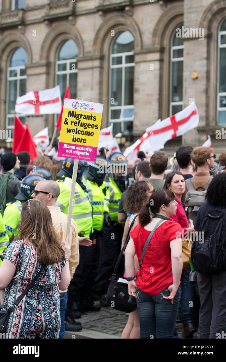 Police in riot gear try to control rival Extreme Right Wing English ...
