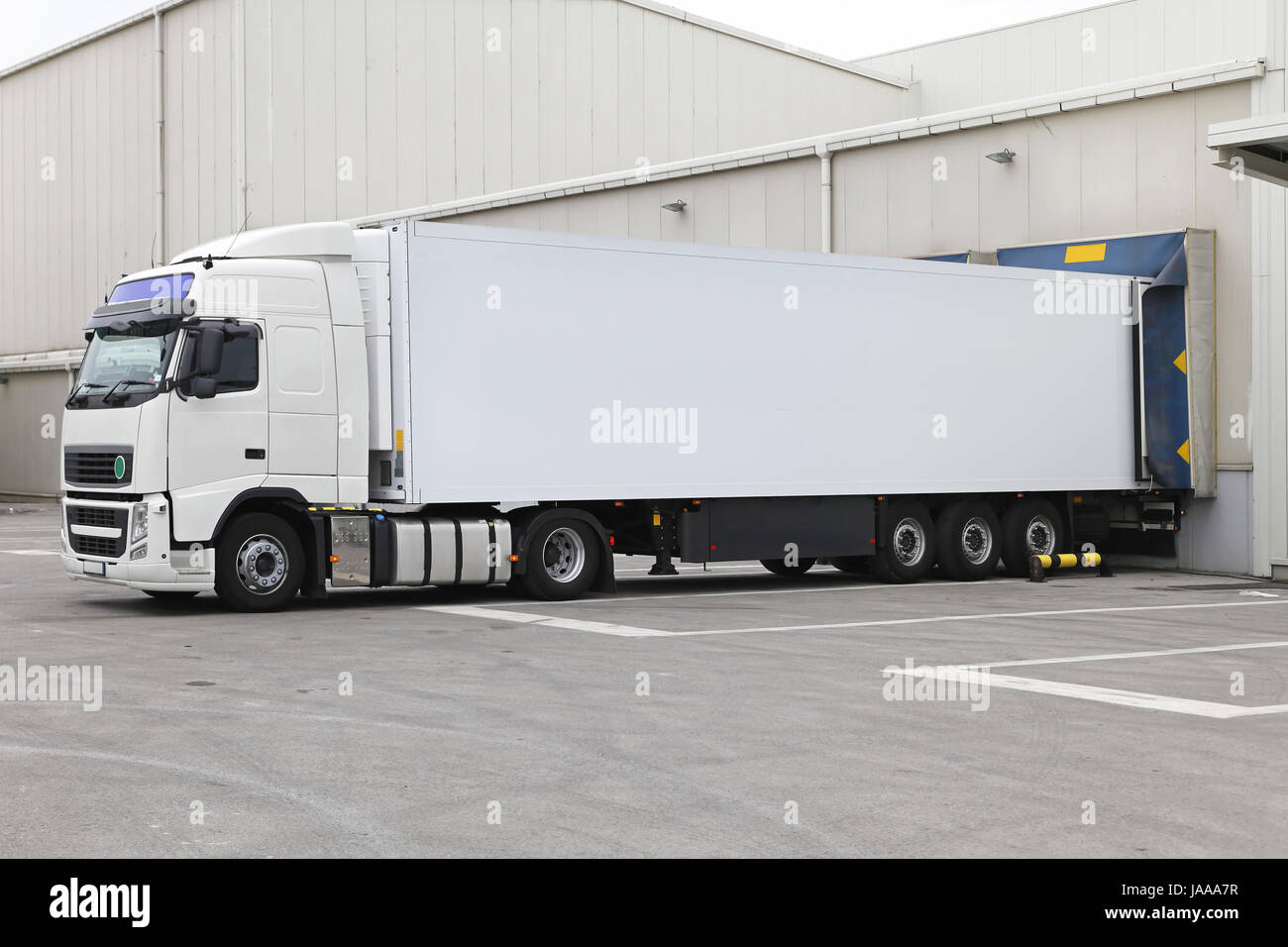 Warehouse Exterior With Lorry Stock Photos & Warehouse Exterior With ...