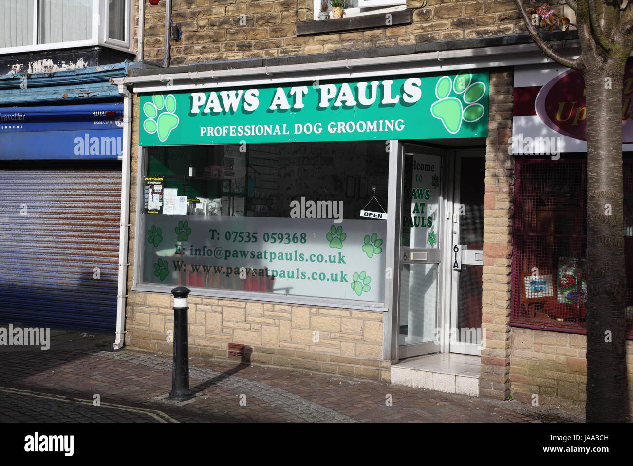 Dog grooming parlour Stock Photo - Alamy