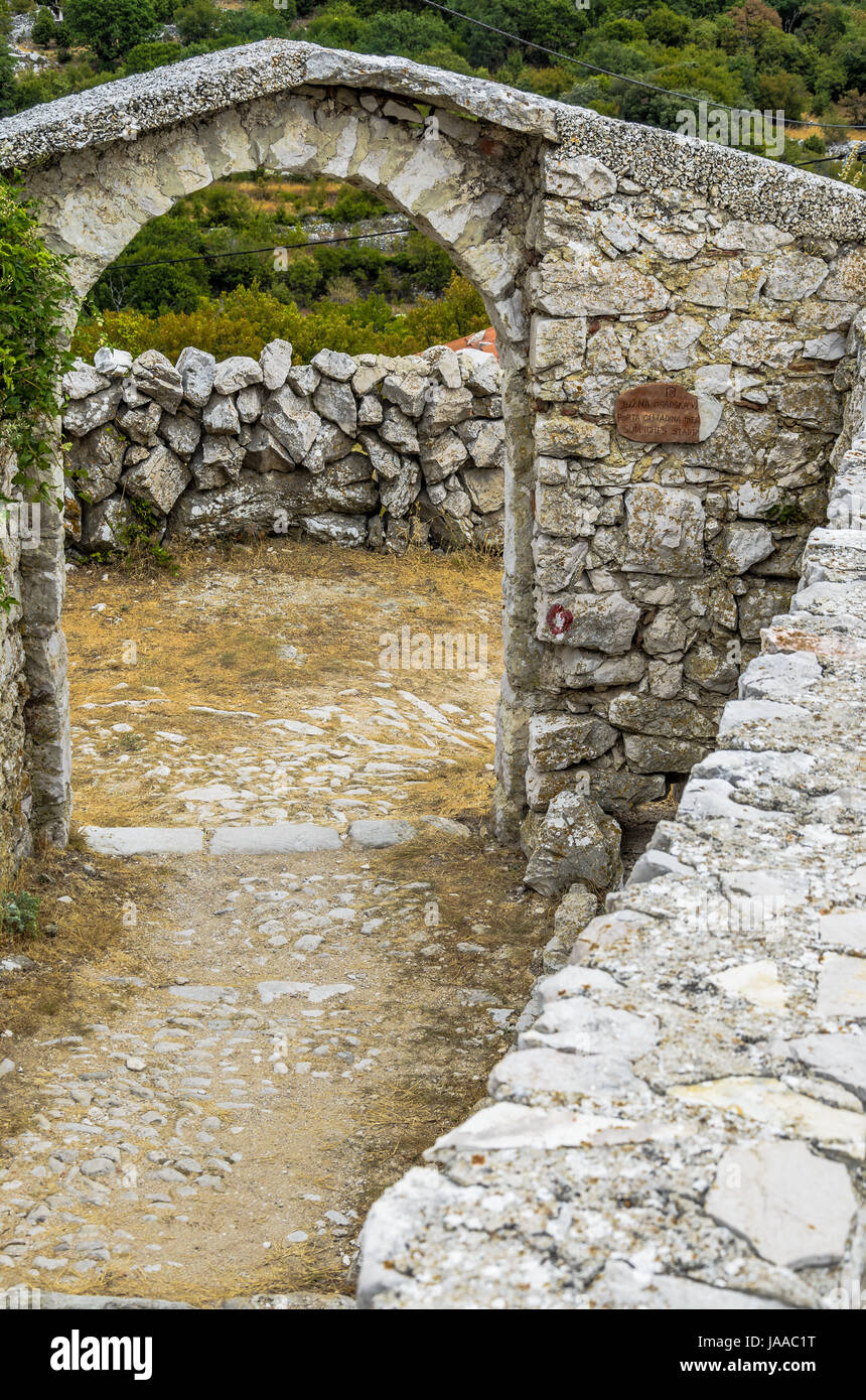 Steinerner torbogen hi-res stock photography and images - Alamy