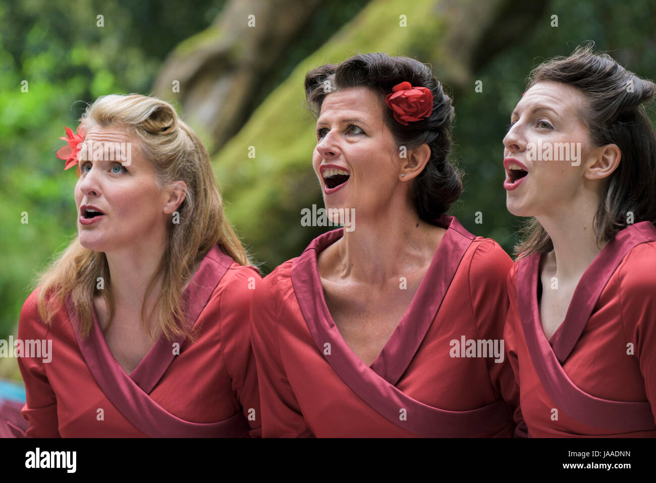 Cana singing at Trebah Garden amphitheatre in Cornwall Stock Photo - Alamy