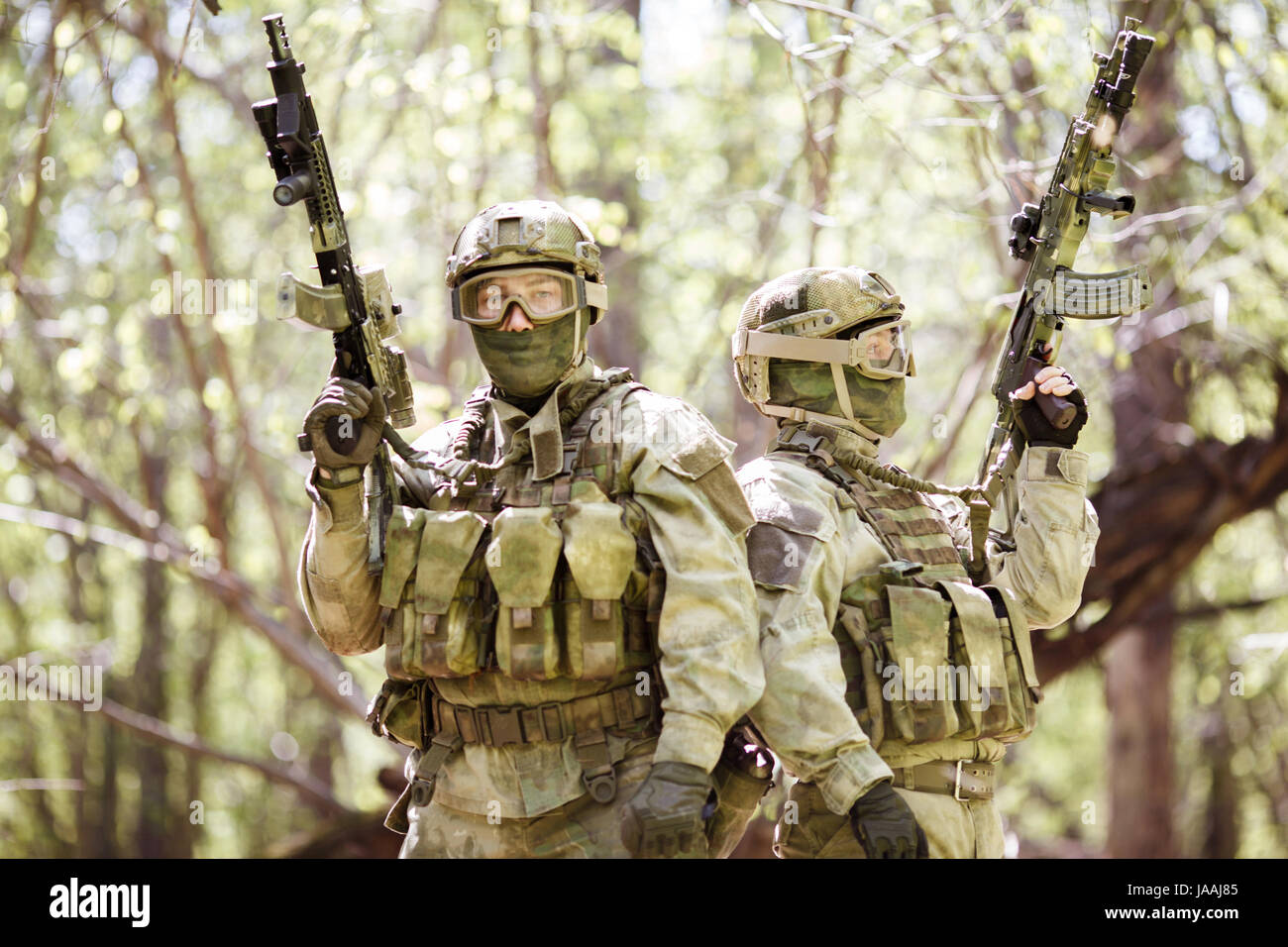 Soldiers with rifles on reconnaissance Stock Photo - Alamy
