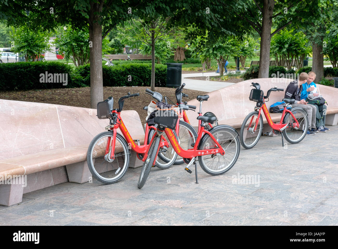 People eating lunch with bike share bikes Stock Photo - Alamy