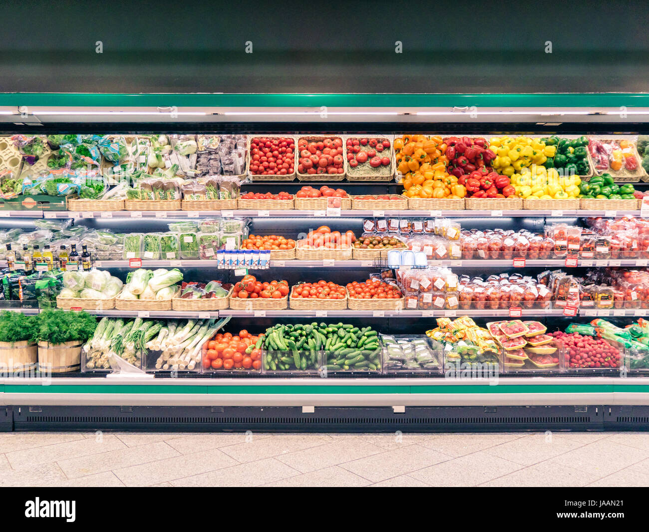 Produce super market shelf vegetables hi-res stock photography and ...