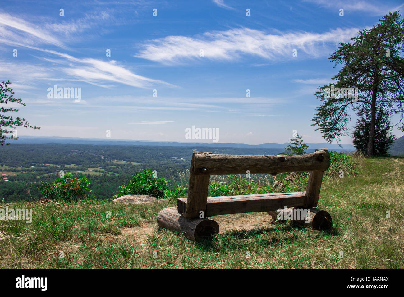 Bench at mountain overlook hi-res stock photography and images - Alamy