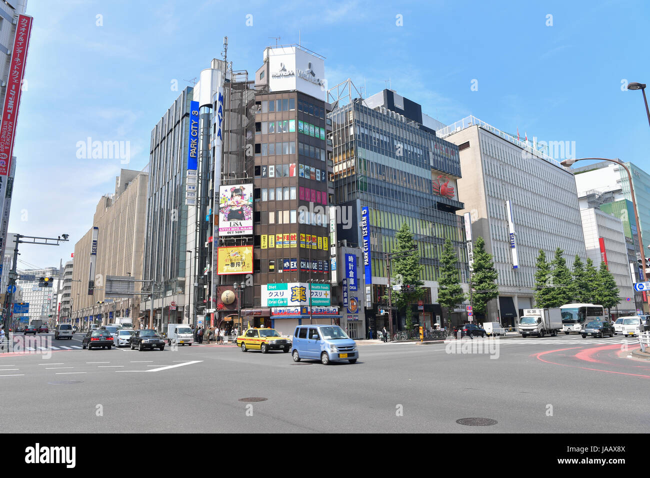 SHINJUKU - MAY 29: Japanese and tourists walking shopping at Shinjuku ...