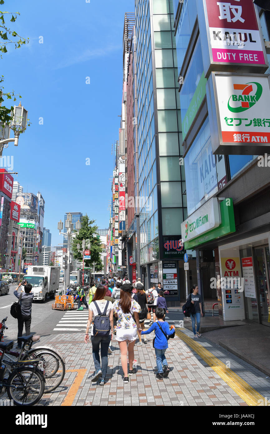 SHINJUKU - MAY 29: Japanese and tourists walking shopping at Shinjuku ...