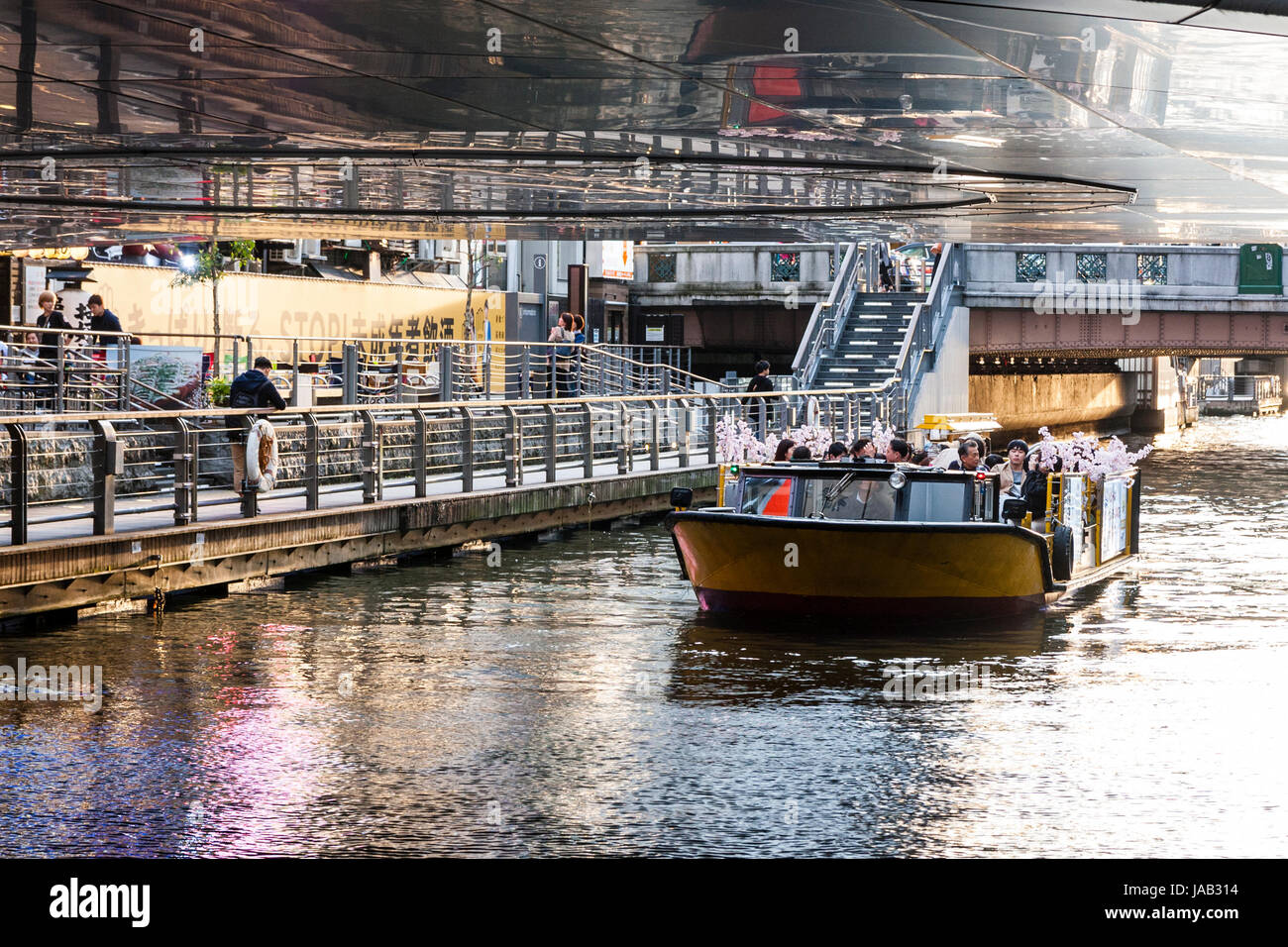Dotonbori, one of the principal tourist destinations in Osaka ...