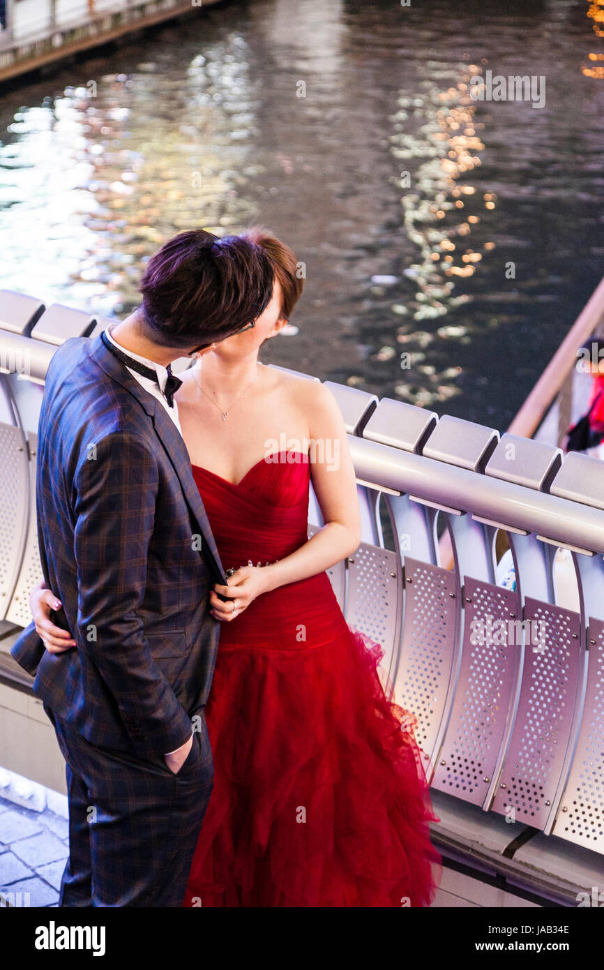 Japanese couple kiss hi-res stock photography and images - Alamy