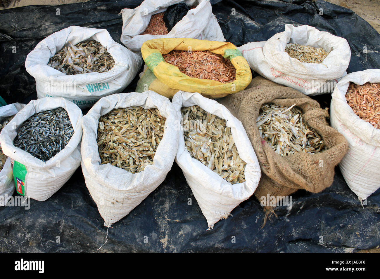 Fish at market. Crowded fish on fish market Stock Photo - Alamy