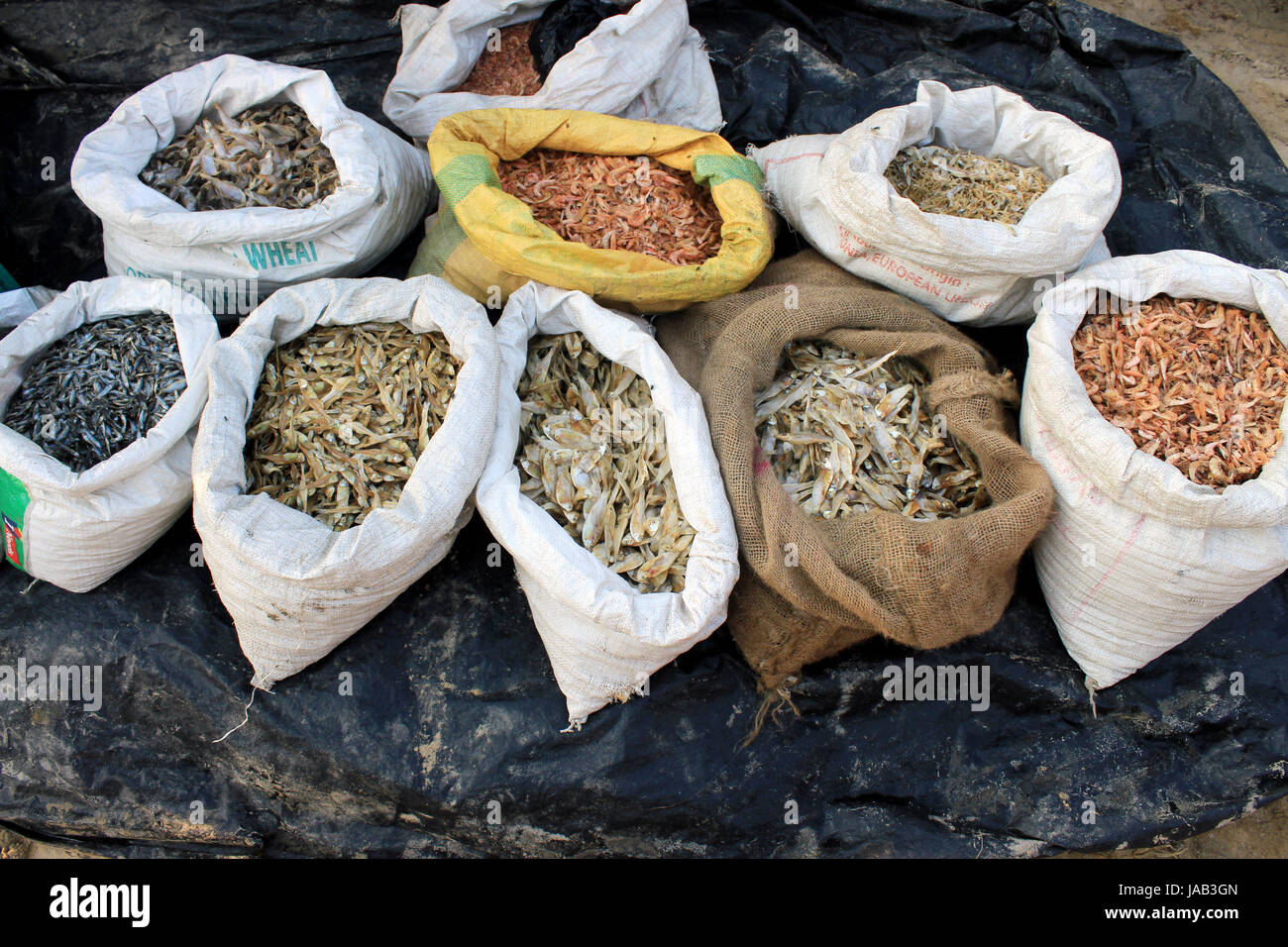 Fish at market. Crowded fish on fish market Stock Photo - Alamy