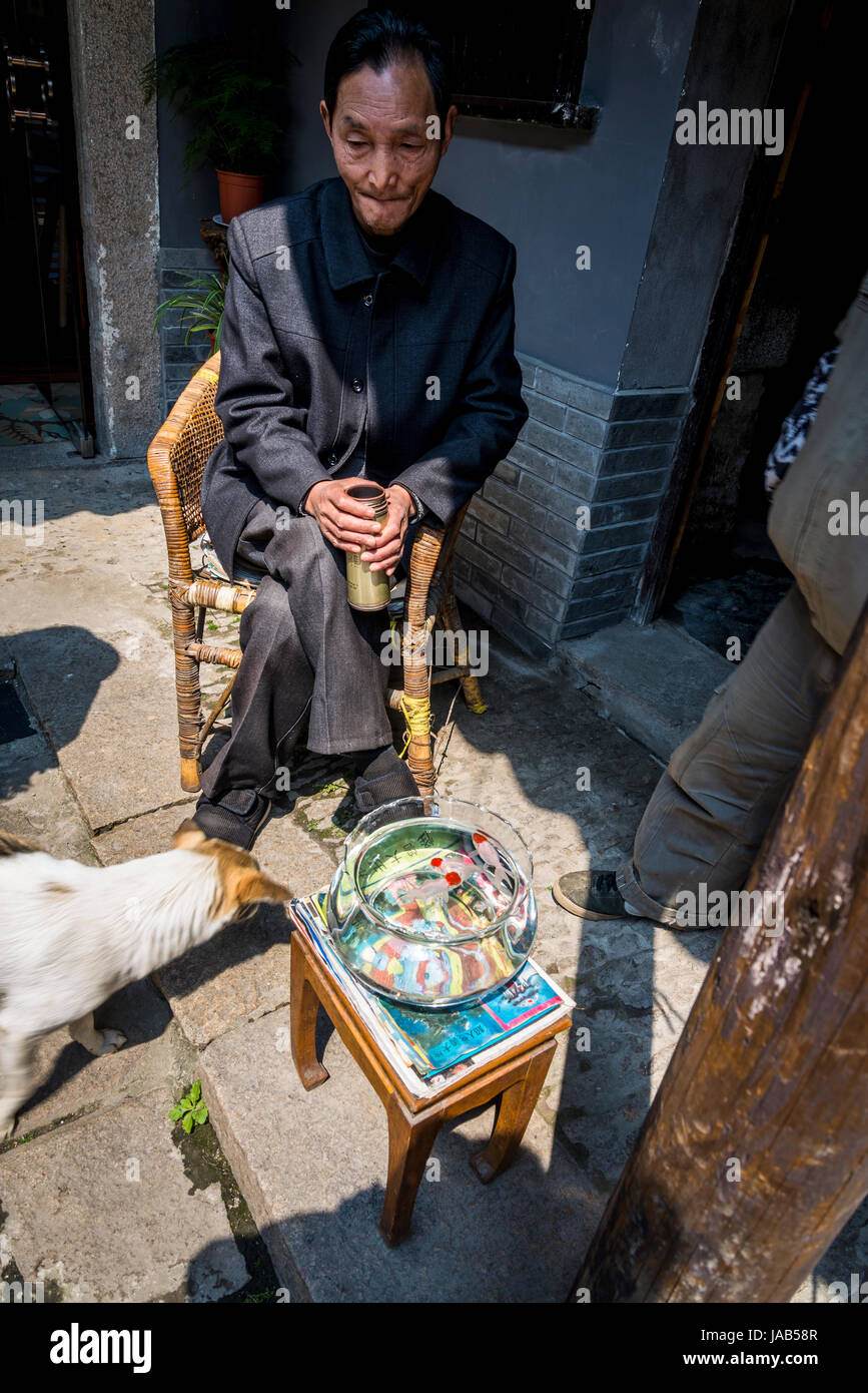 Man sitting outside house china hi-res stock photography and images - Alamy