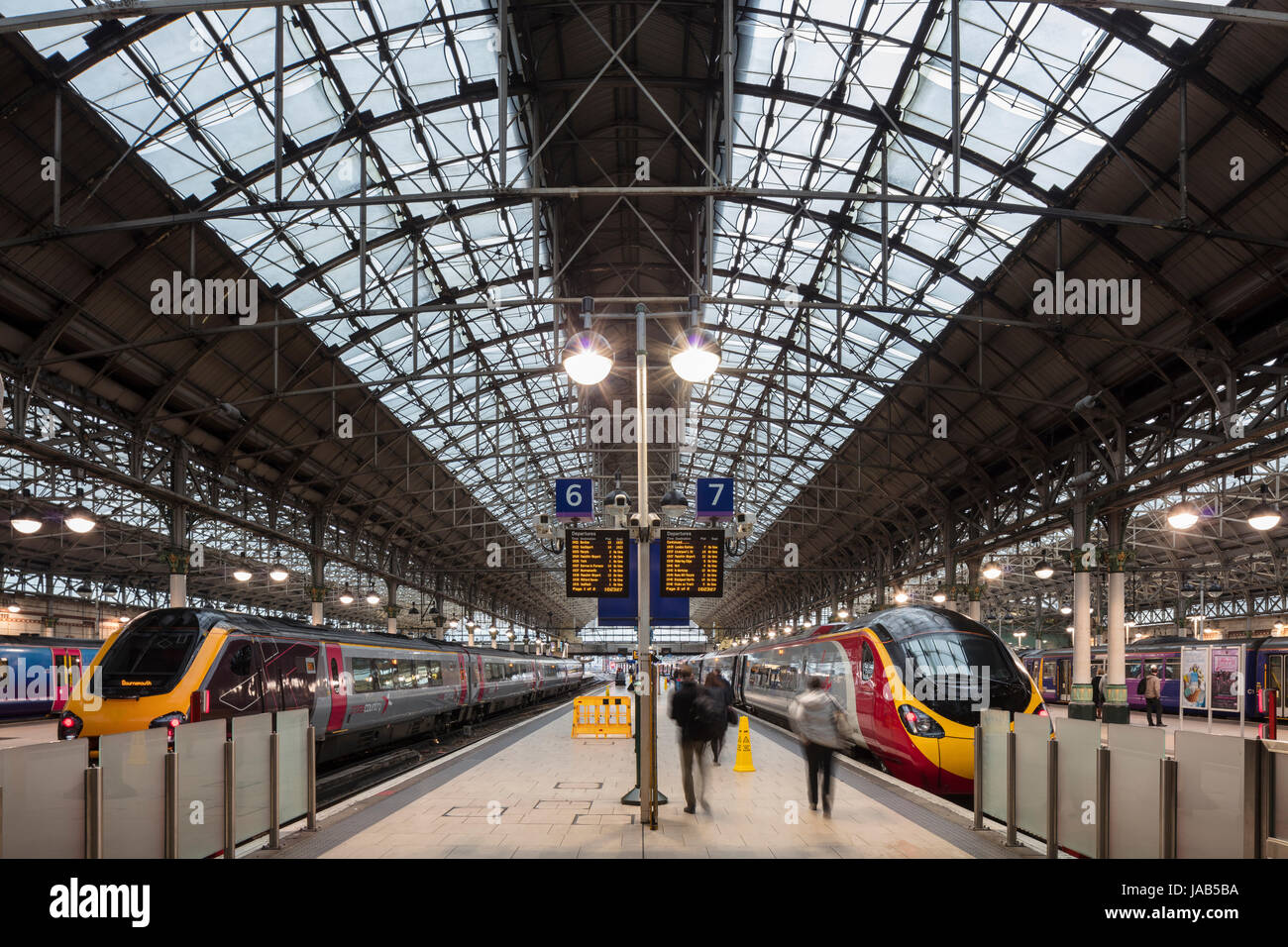 Manchester Piccadilly Train Station Stock Photo - Alamy