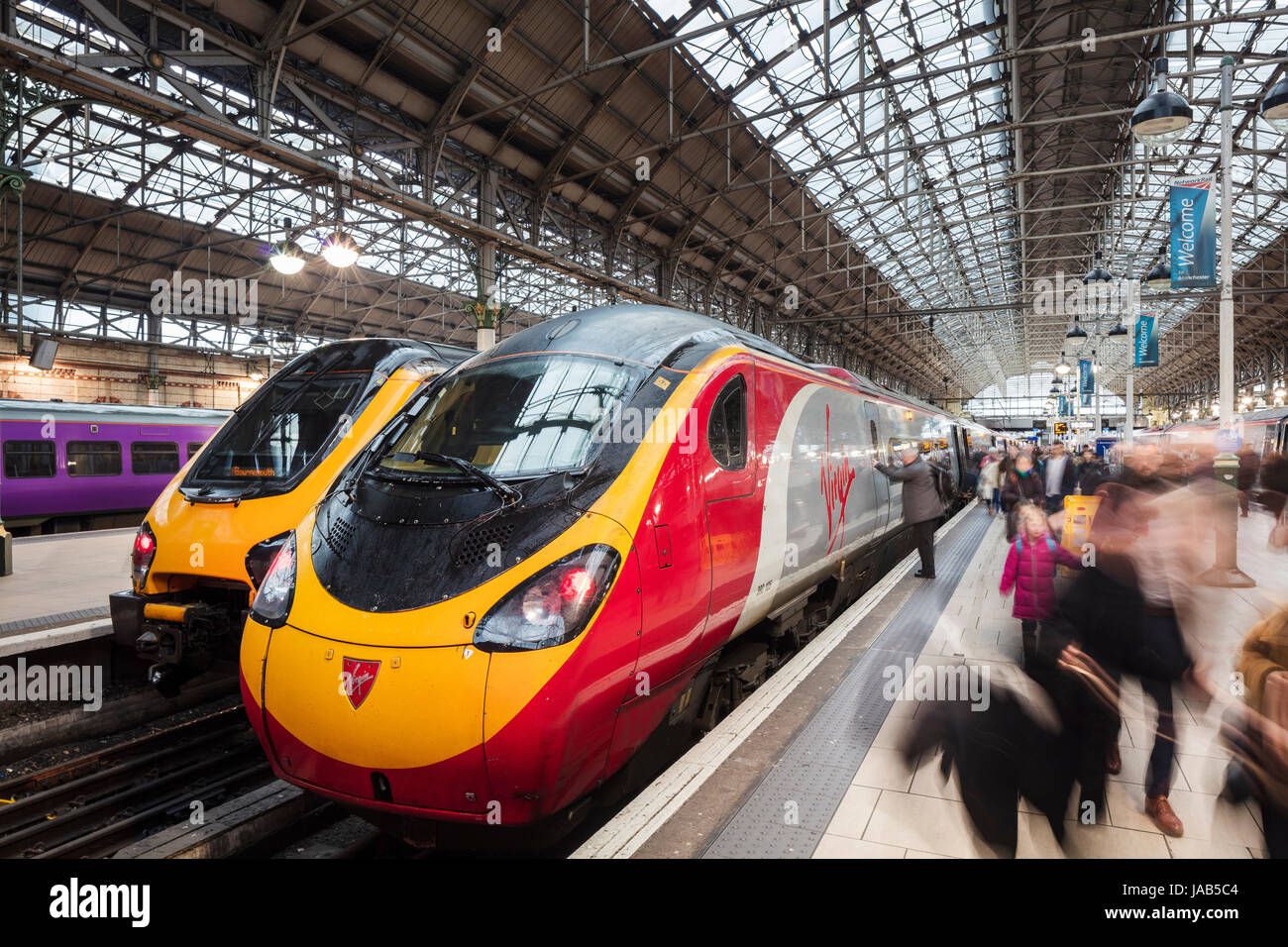 Manchester piccadilly station hi-res stock photography and images - Alamy