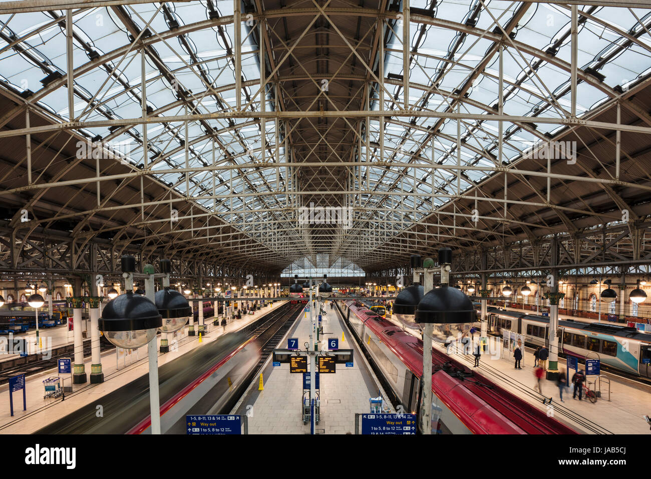 Piccadilly platform hi-res stock photography and images - Alamy
