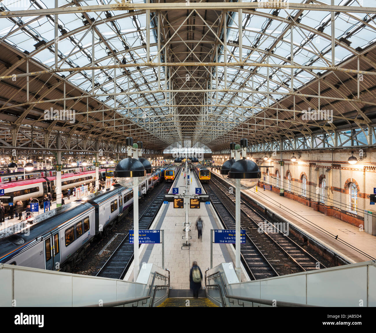 Piccadilly platform hi-res stock photography and images - Alamy